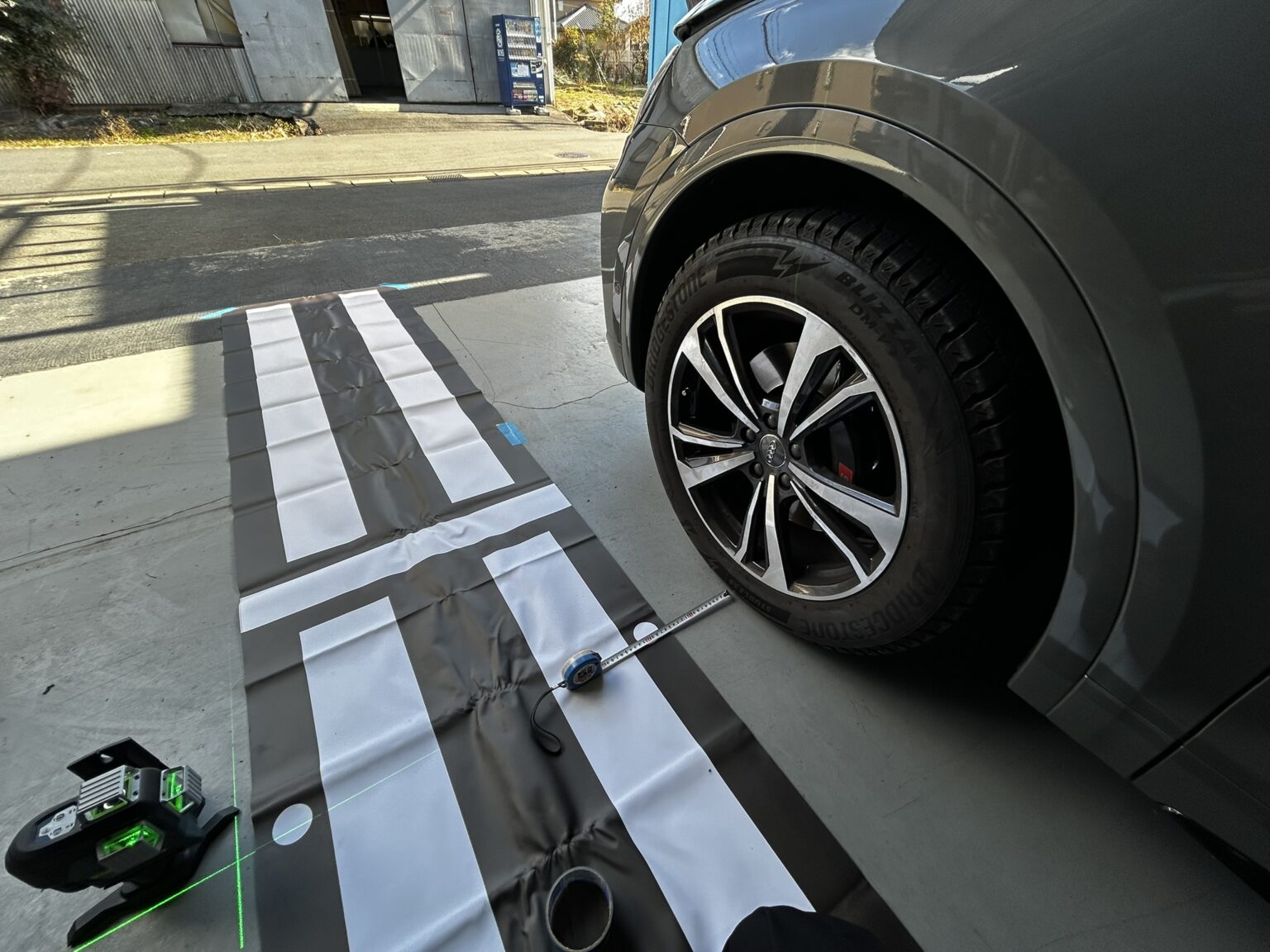 アウディ Q5 ドアミラー交換後のアラウンドビューエーミング・コーディング | アヴァルト